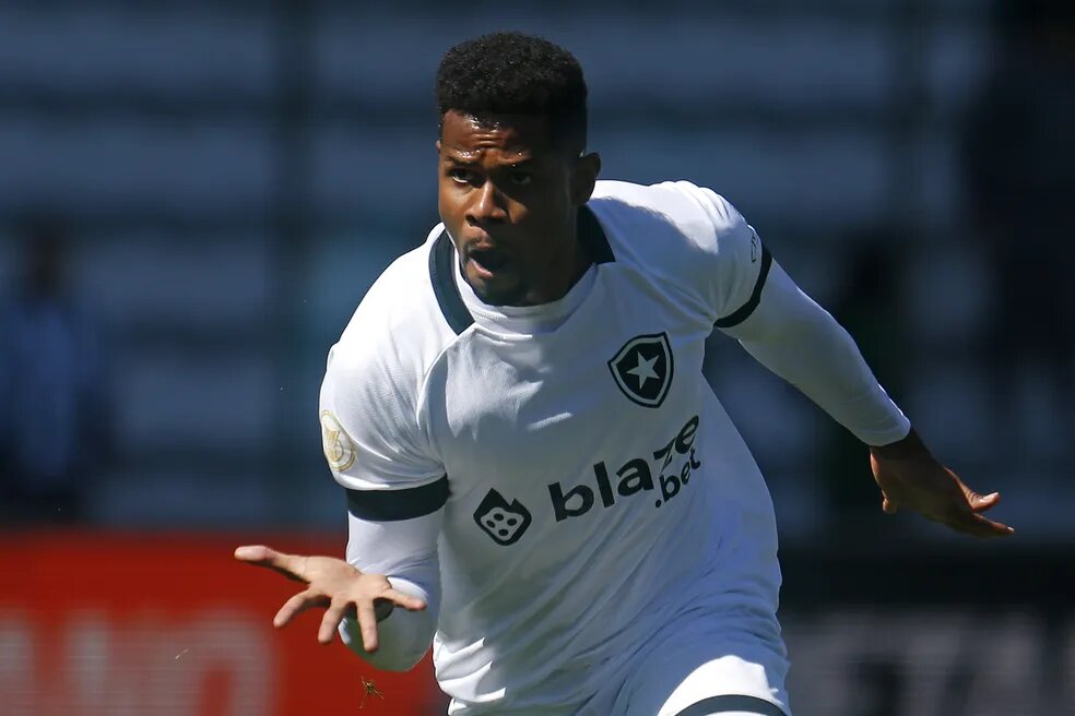 Jogador do Botafogo recorda discussão com Ganso no clássico: Jogador do Botafogo recorda discussão com Ganso no clássico:
