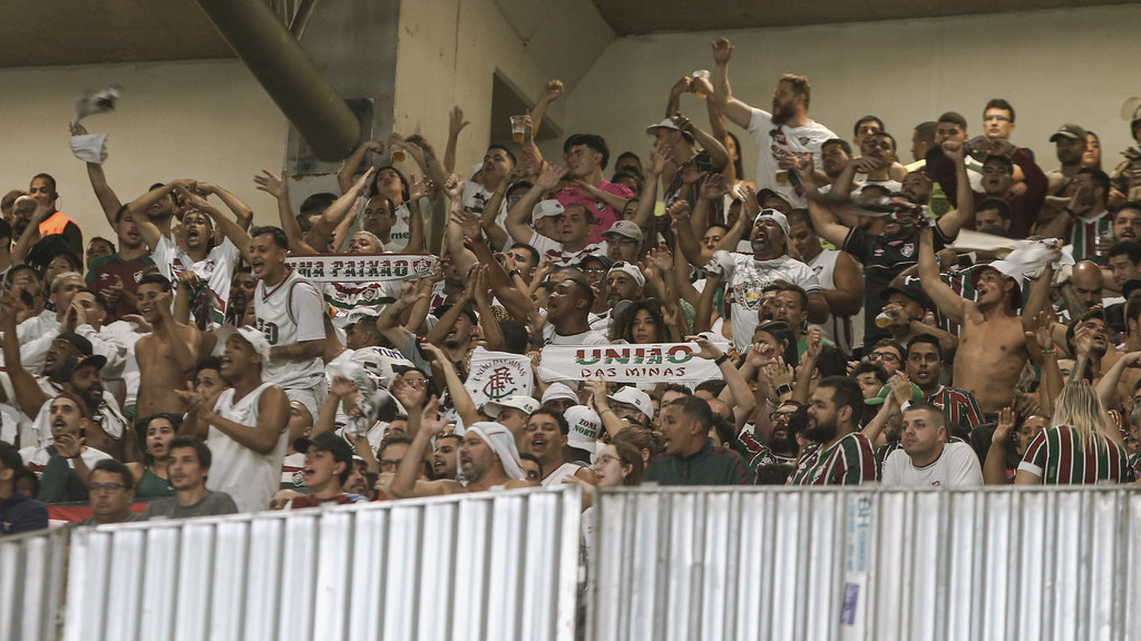 Vídeo - Time do Fluminense celebra com a torcida após tricolores ... Vídeo - Time do Fluminense celebra com a torcida após tricolores ...